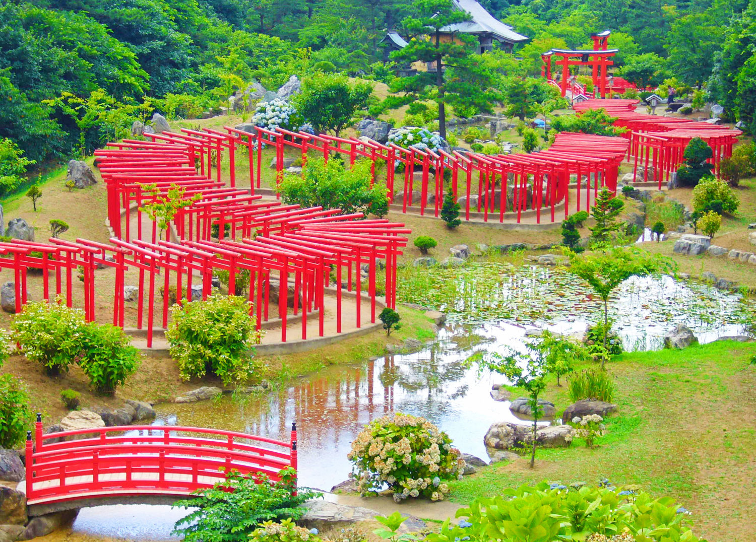 千本鳥居×庭園に圧巻！ミニチュアみたいな鳥居のトンネルが続く「高山稲荷神社」が美しい - JPTRP.COM